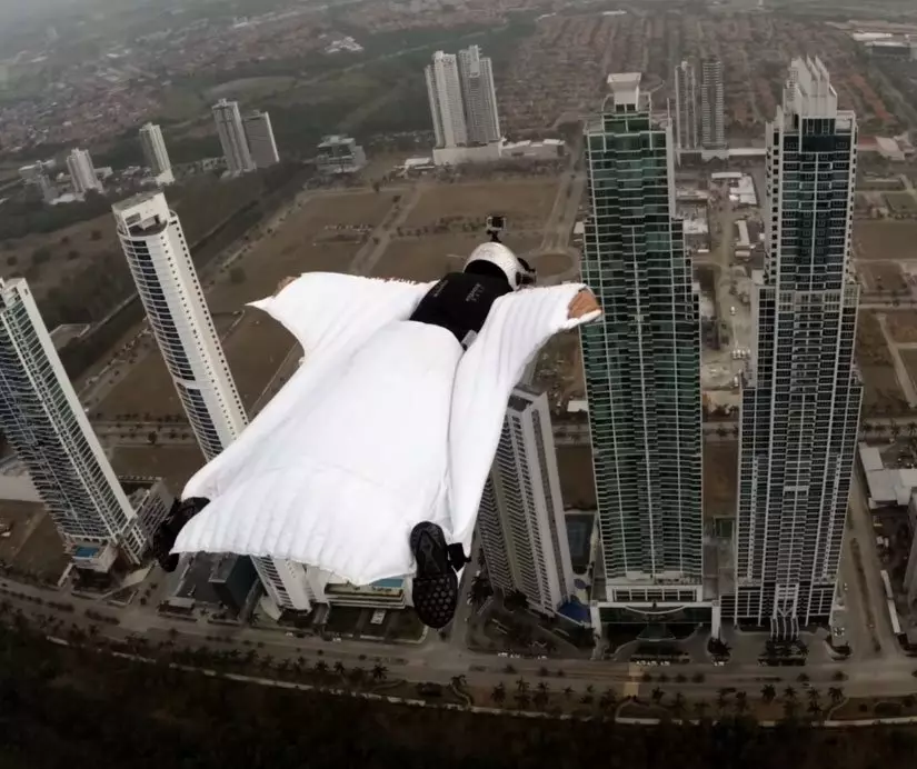 Video: il modello estremo volato in Wingsuet sopra di Panama