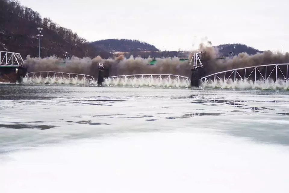Видео: Во САД, стогодишнински мост разнесени