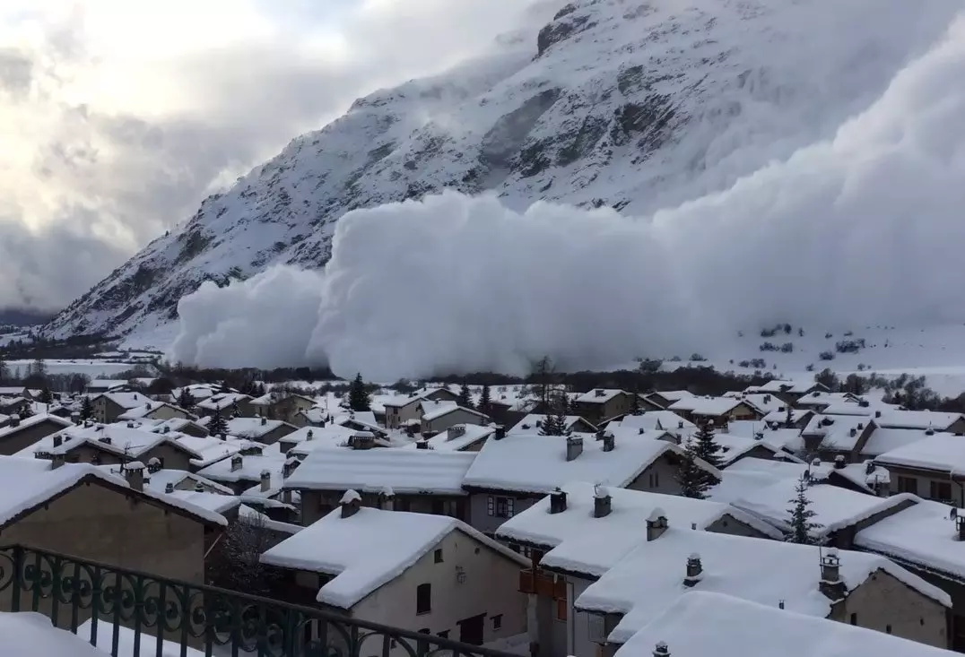 Видео: Avalanche покрит френското село