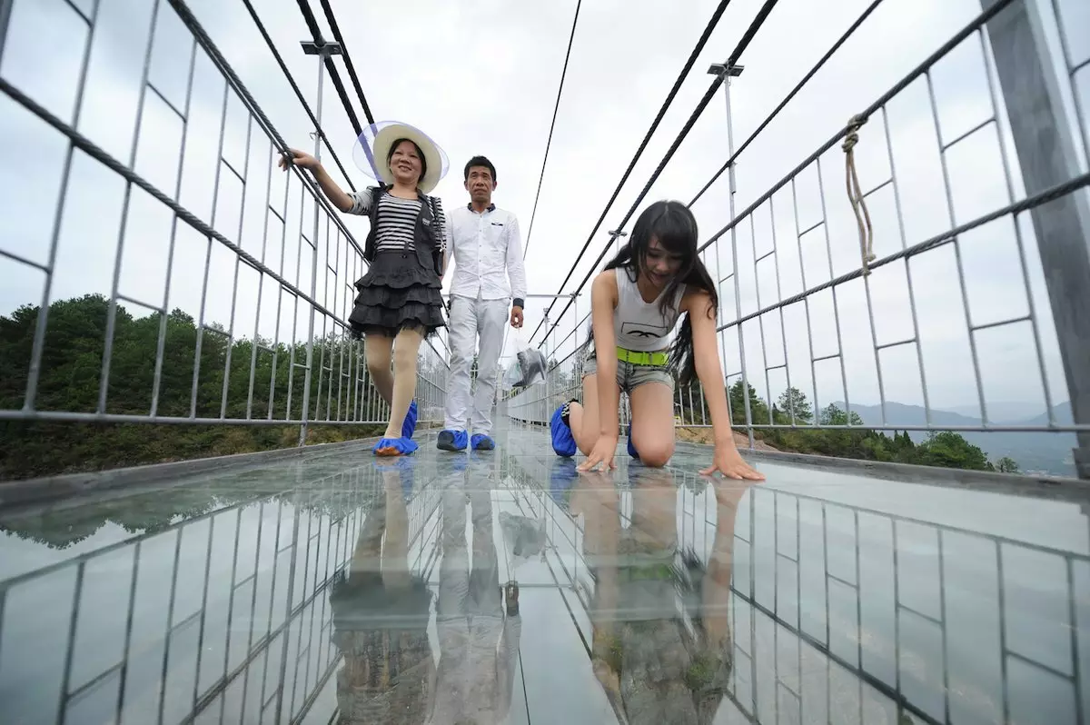 Stiklo tiltas Kinijoje yra uždarytas dėl įtrūkimų
