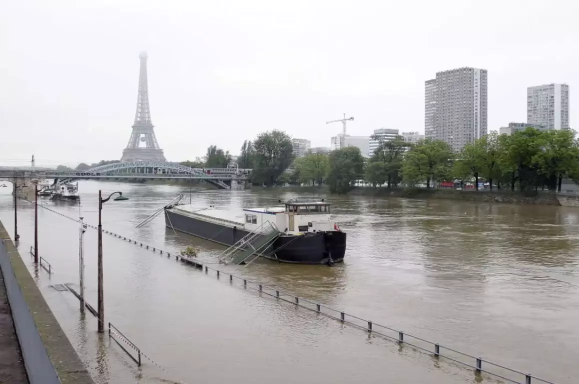 Lũ lụt Louvre để sơ tán triển lãm: Video