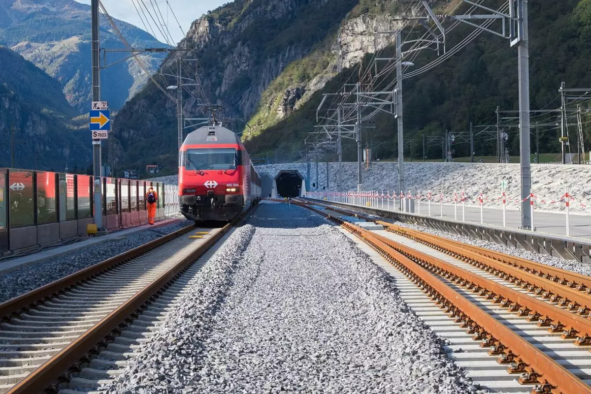 Terowong keretapi terpanjang di dunia dibuka di Switzerland