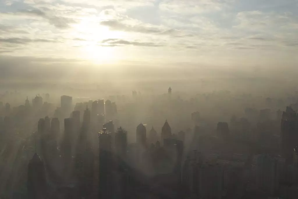 Í Kína, í fyrsta skipti, var rautt áhættustig tilkynnt vegna smogs