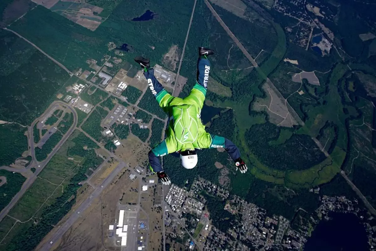 Lompat dari ketinggian 7600 meter tanpa payung terjun: video