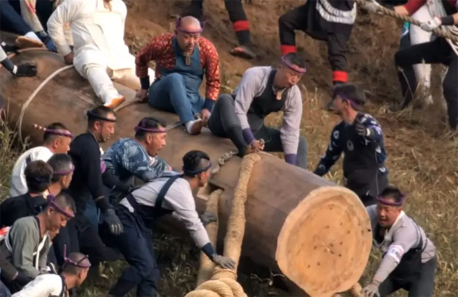 Ride on the log: salah satu perayaan yang paling berbahaya di dunia