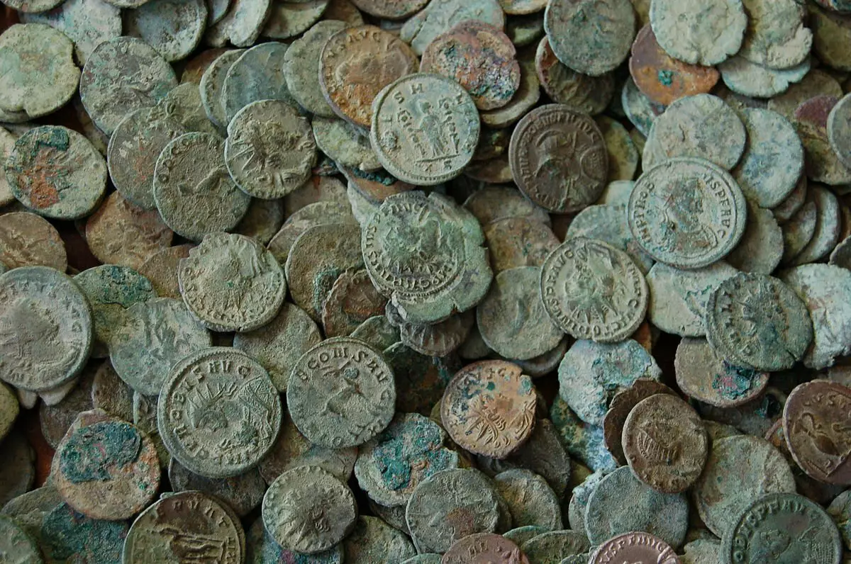 Rýpadlo nájdené 600 kilogramov vintage mince