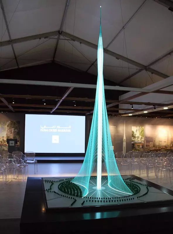 Munduko eraikin altu berri bat eraikitzea Dubaian hasi zen