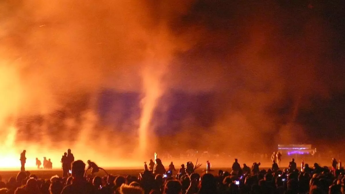 불타는 남자 축제에 먼지가 많은 소용돌이 : 비디오