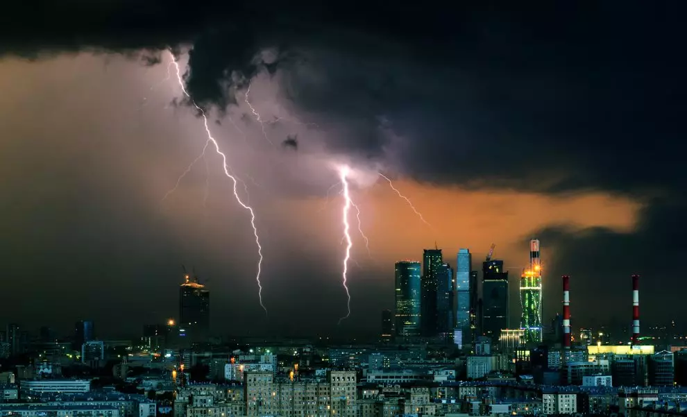 Lightning poškodil dva "boeing" v Sheremetyevo