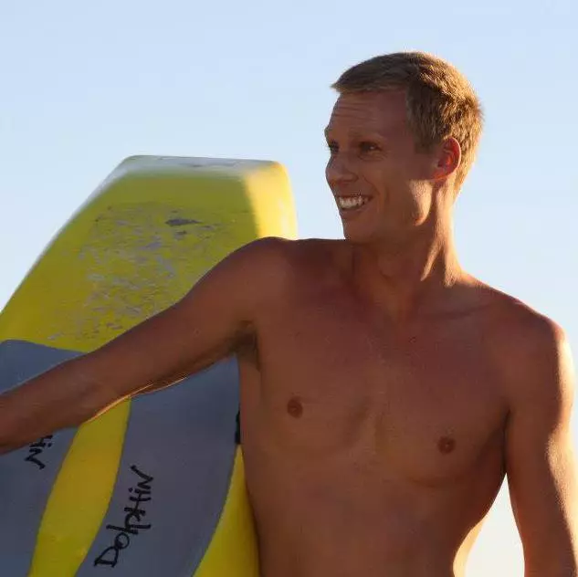 Bilang isang surfer ay na-save ang tagapagmana sa trono