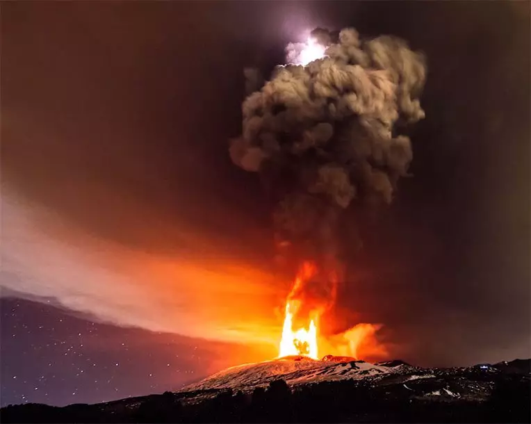 Nová erupcia ETA: video