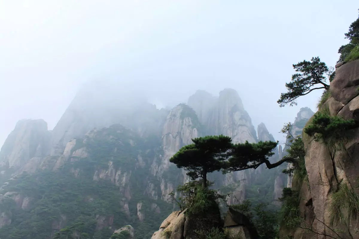 Turisti zatknutí v Číne, poškodené jedinečnú skalu