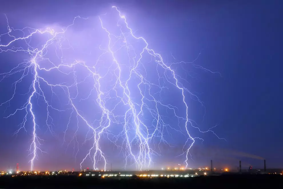 Lightning kụrụ na TV onye na-eweta na China: Video