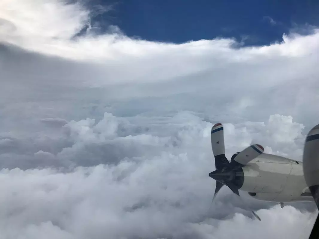 V lietadle cez hurikán