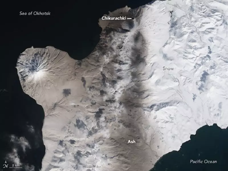 Mae Kamchatka Volcano yn taflu Ash: llun o'r lloeren