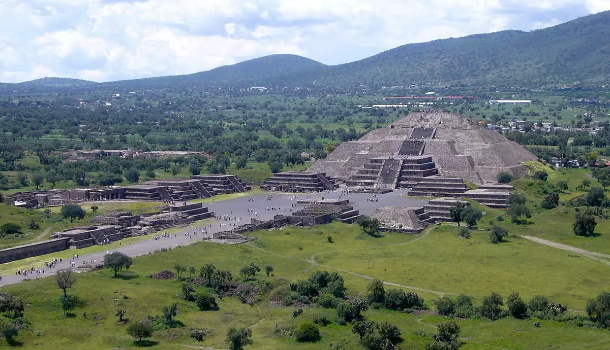 在月亮在墨西哥的金字塔，秘密地道被发现
