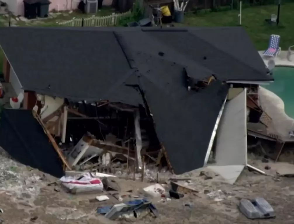 巨型漏斗在佛罗里达州吞下了一所房子：视频
