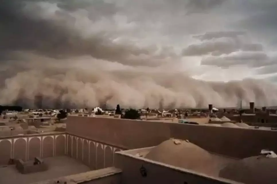 Дъсти буря покрита древния ирански град: видео