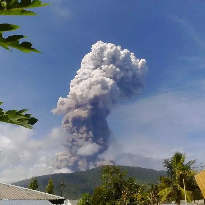 An Indonesien nom Tsunami an Äerdbiewen, Vulkano erwächt