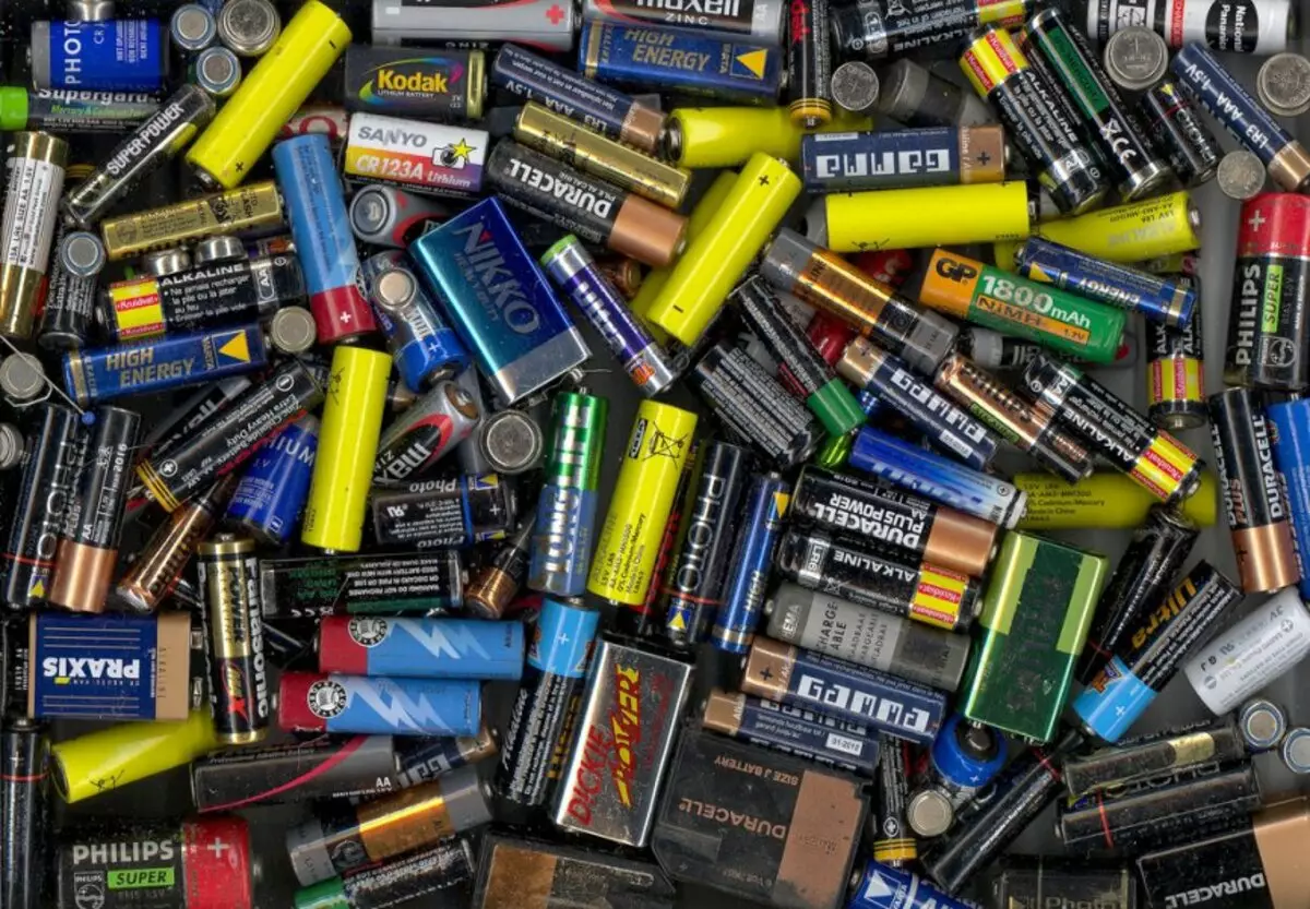 Twee maanden hebben de Russen overhandigd om een ​​ton oude batterijen te recyclen