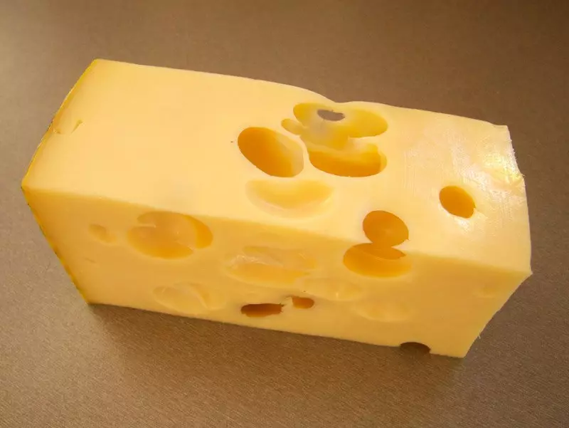 As bacterias non están implicadas na formación de buracos de queixo