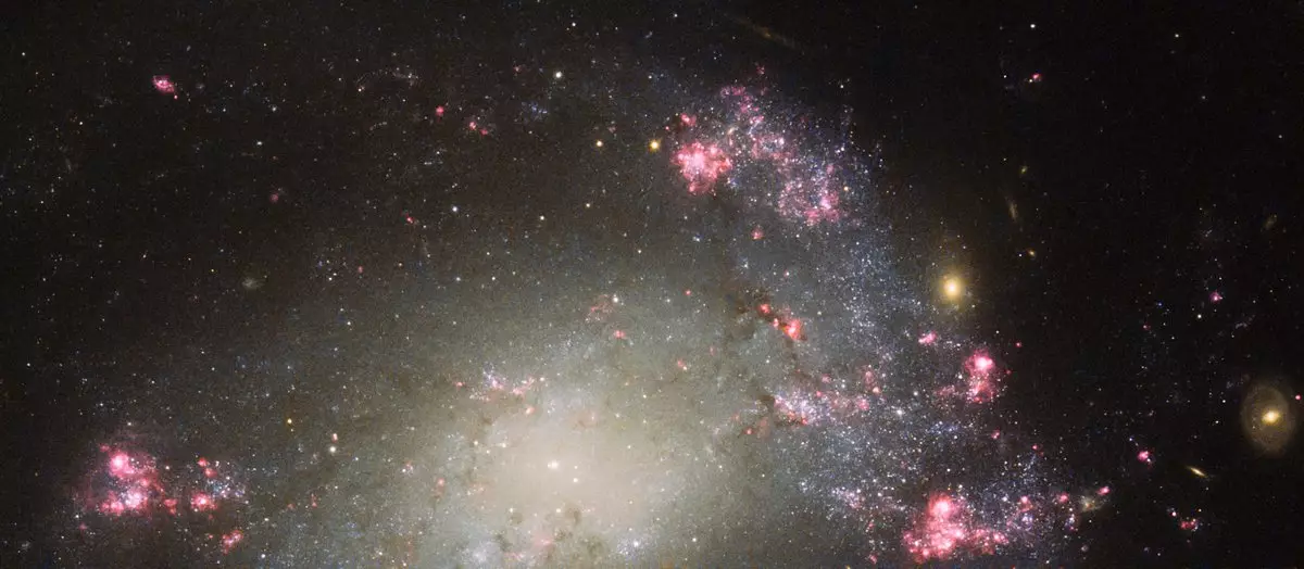 Il telescopio Hubble ha mostrato una galassia a spirale luminosa
