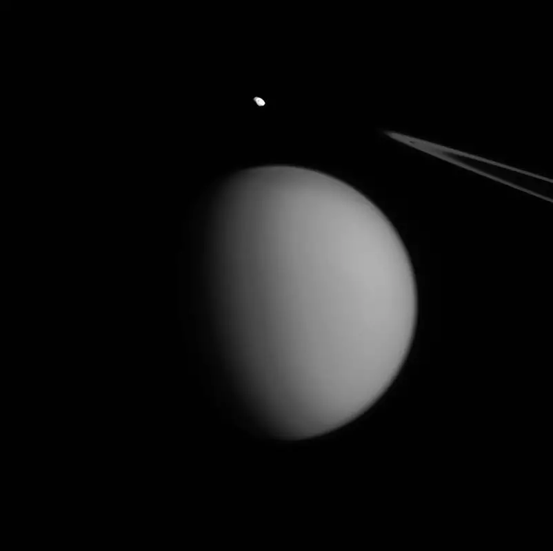 Новий знімок супутників Сатурна від NASA