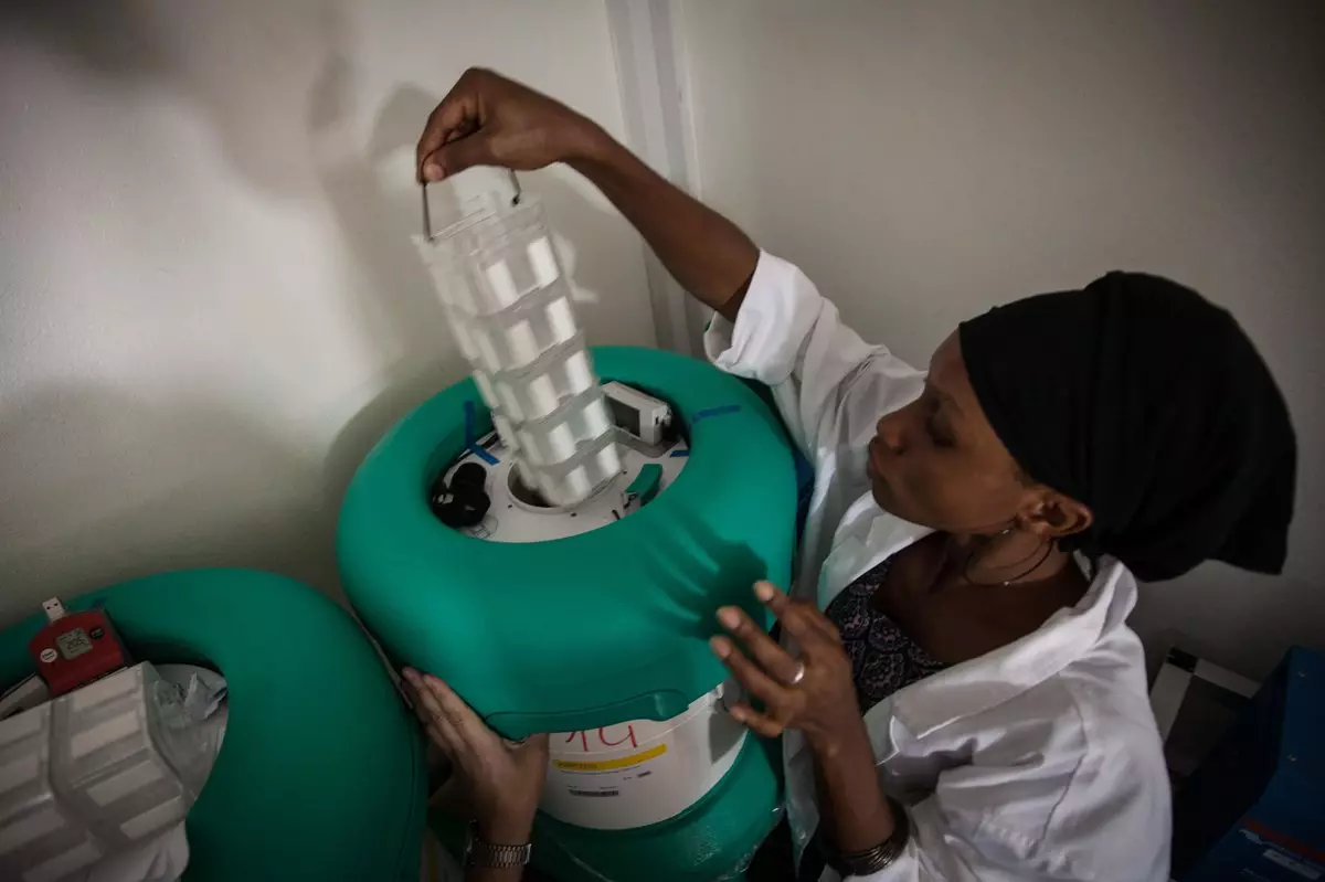 Ο ιός Ebola παραμένει στο υγρό σπόρου της επούλωσης