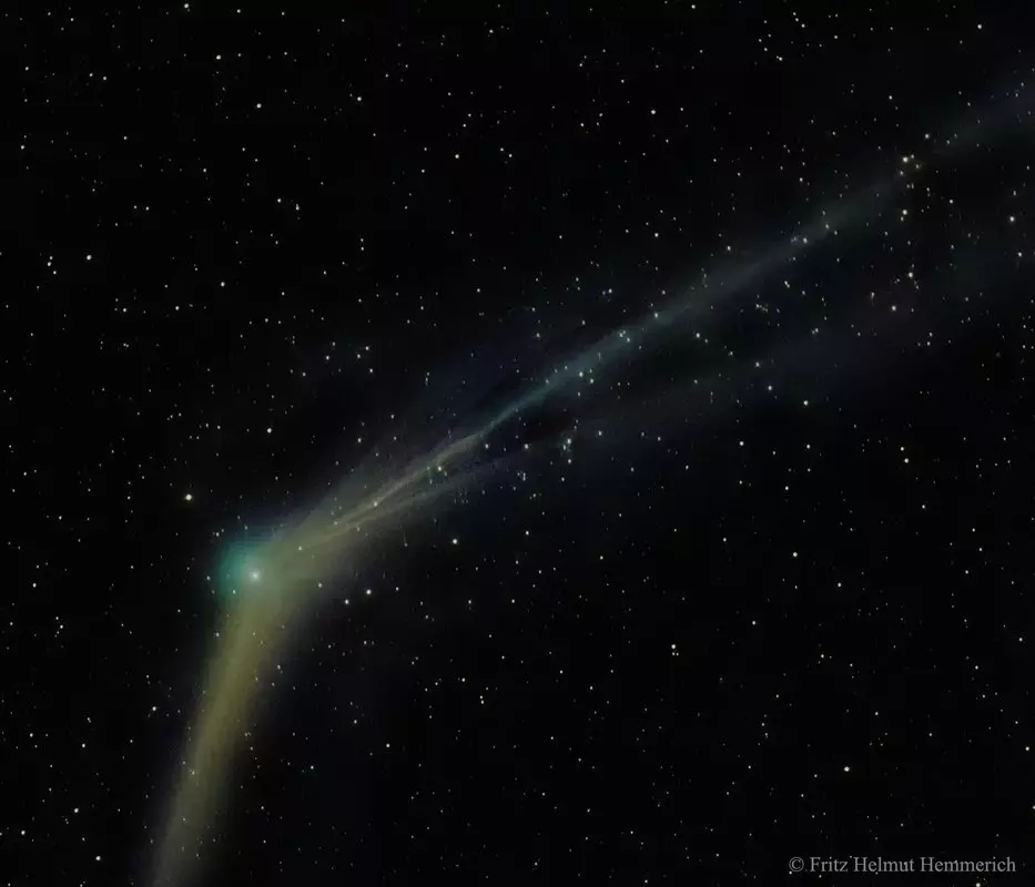 Unika kometo alproksimiĝas al tero