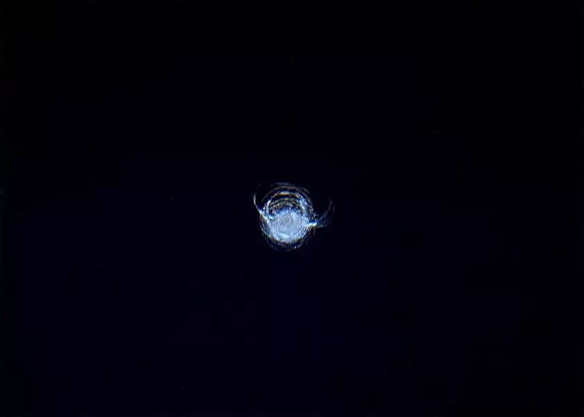Zakaj je steklo razpokano na ISS