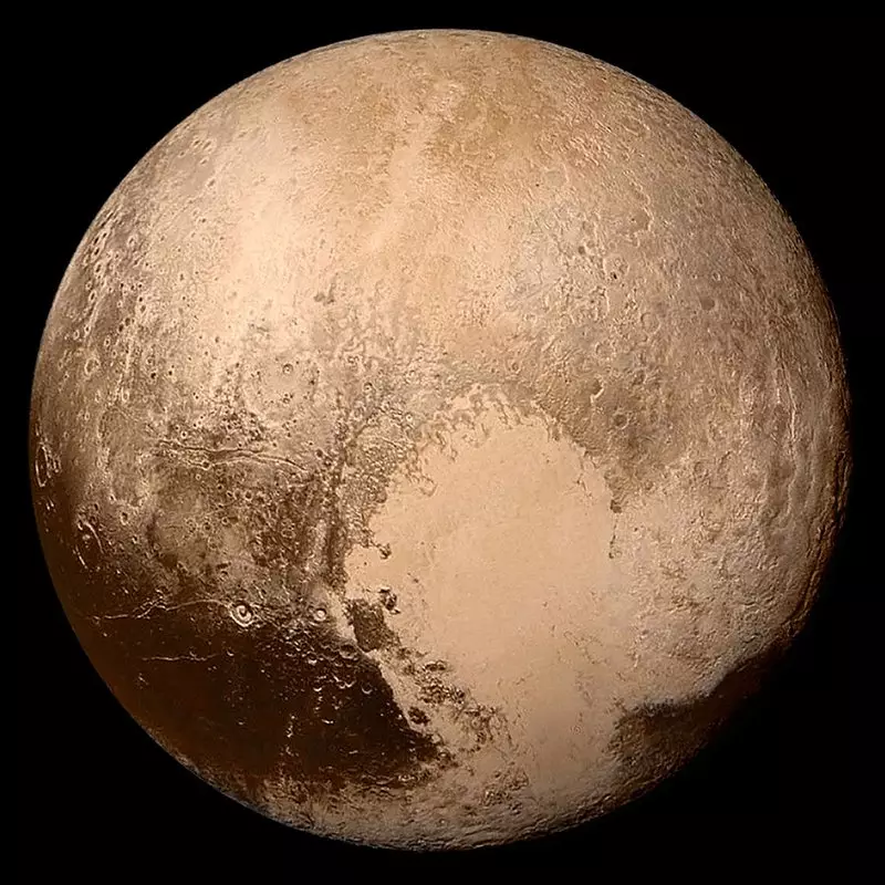 På Pluton er der et helt tal af vand i en flydende tilstand