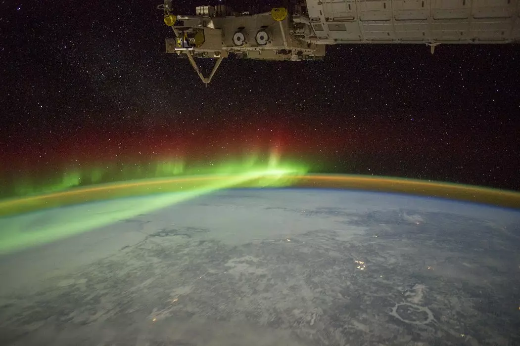 地球发光在北极光期间：照片