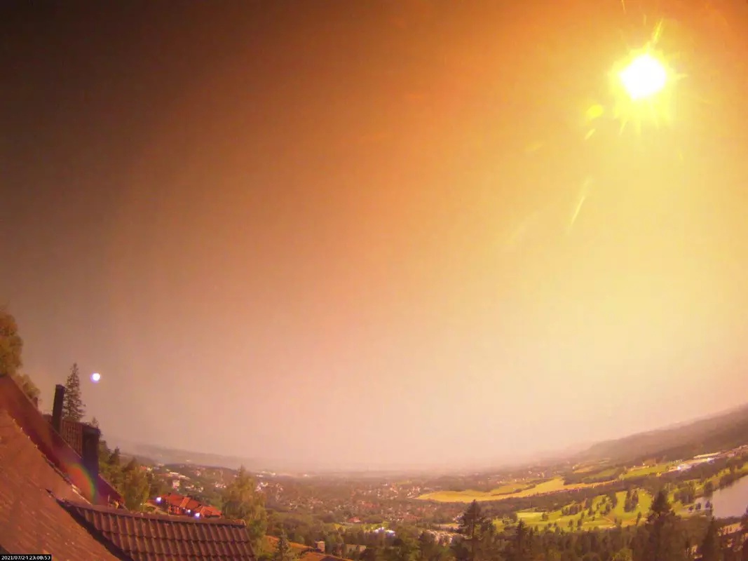 Bright meteor for a moment turned the night a day: video