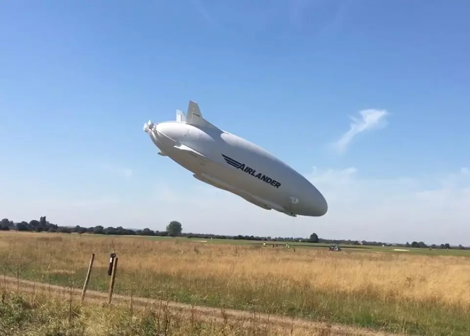 世界上最大的飛機倒在地上