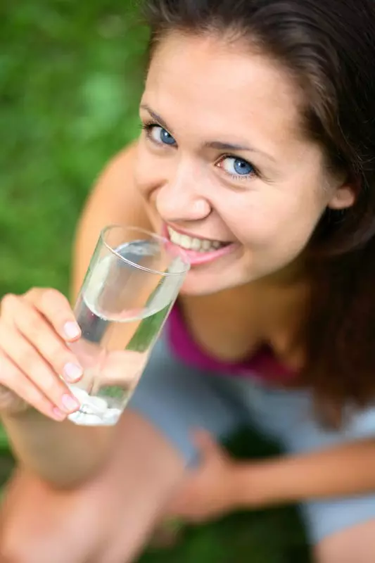 يجب أن تجبر نفسك على شرب 2 لتر من الماء يوميا؟