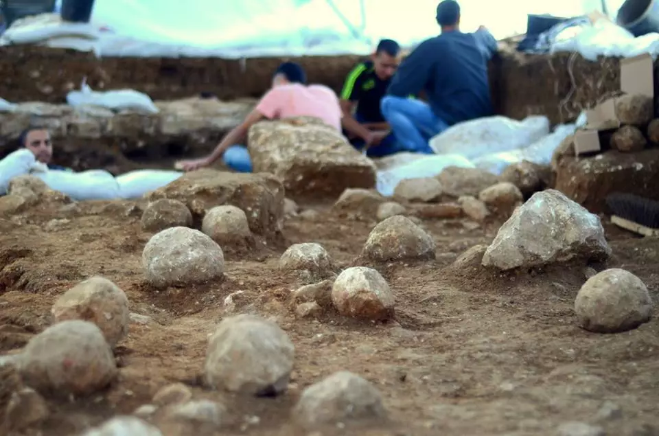 Izraelyje rado senovės dubenį su graviravimu