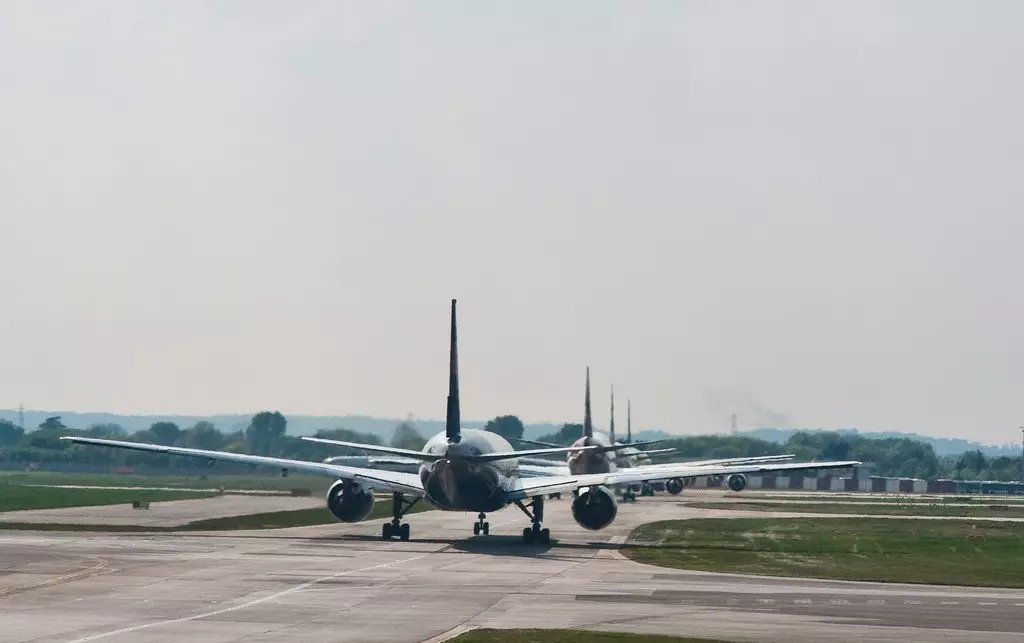 Wat doet een piek lucht uur eruit op de luchthaven Heathrow: video