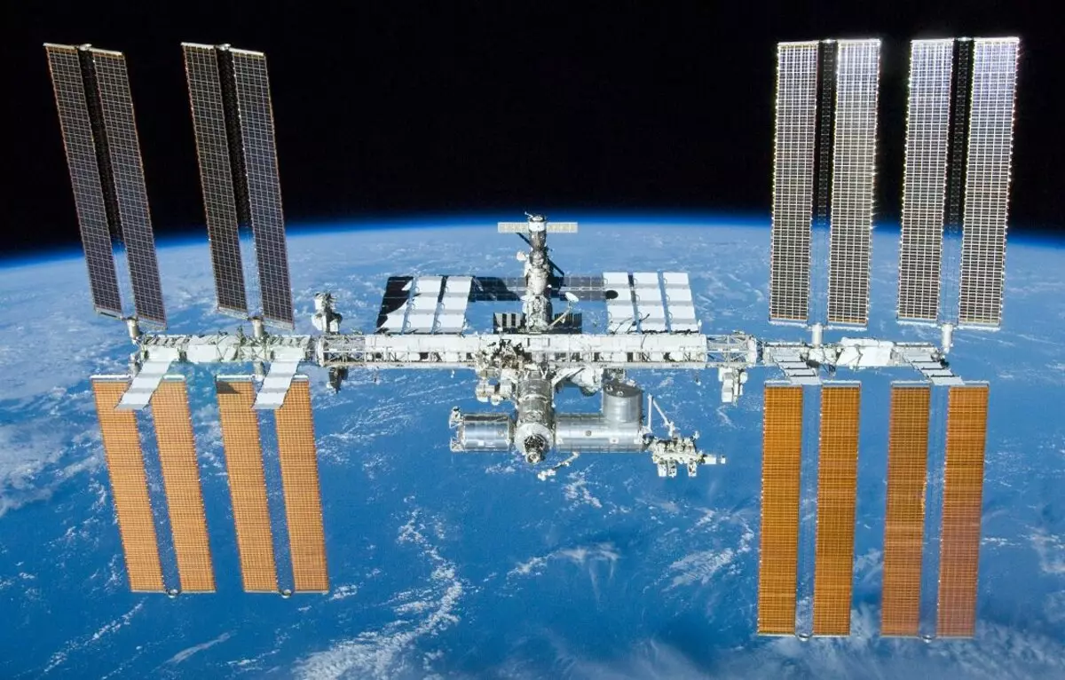 I februari flyger ISS över Ryssland