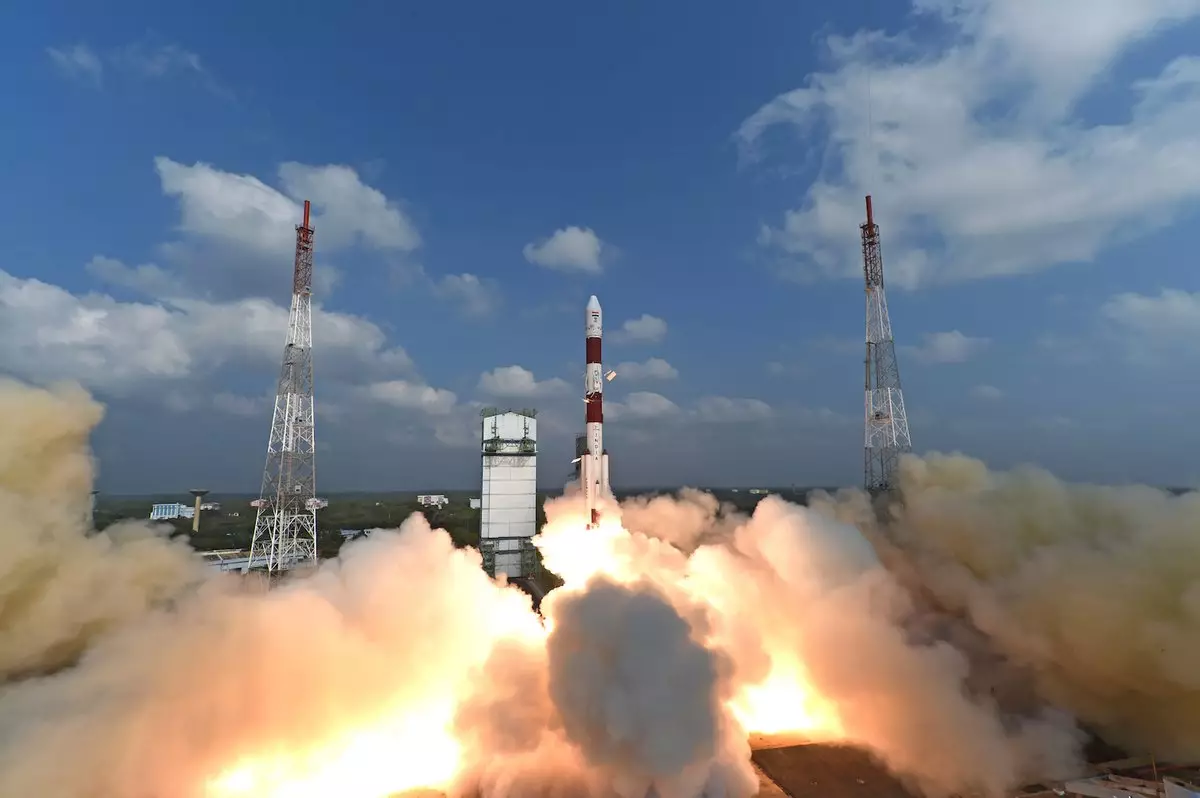 India brought 104 satellite into orbit at the same time: video