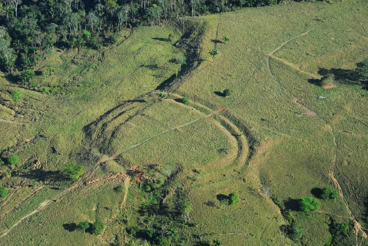 Geoglyphs ollmhór le fáil i jungle Amazonia