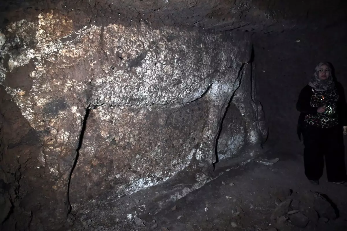 地下棒では、イラクの地下の過激派に見られる古代の宮殿