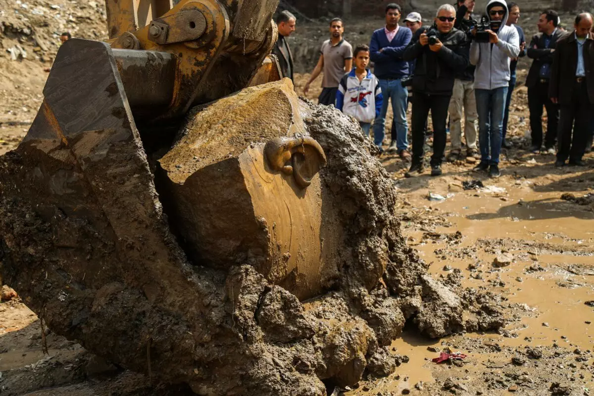 In de sloppenwijken van Cairo vonden het standbeeld van de Grote Ramses