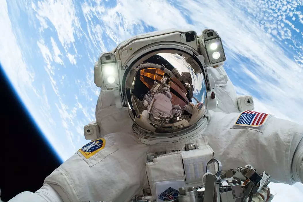 NASA космонавтлары чүп-чарсыз кала