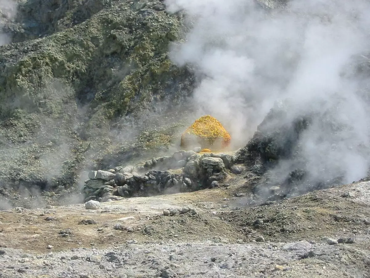 नेपल्स के पास ज्वालामुखी विस्फोट के लिए तैयार है