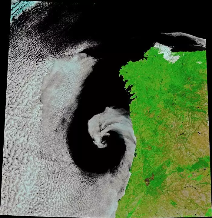 Apa yang kelihatan seperti cyclone kering: foto dari ruang angkasa