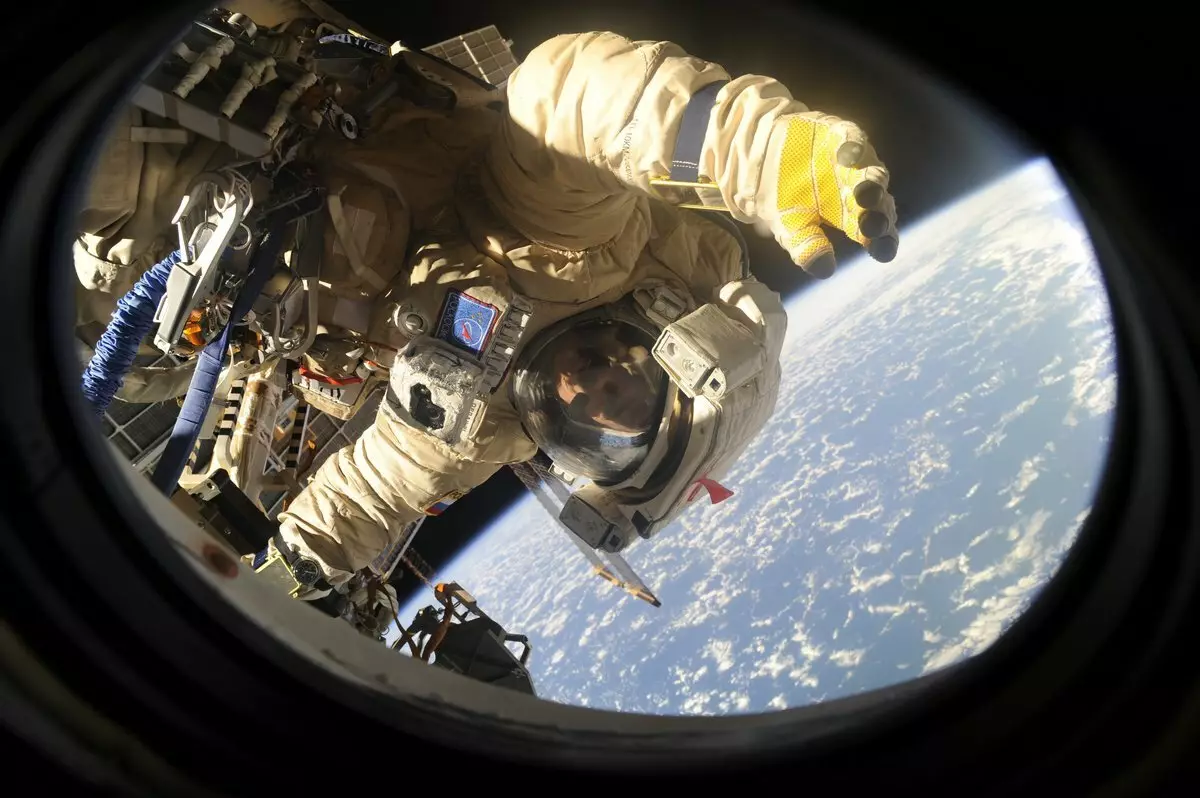 Roscosmos-ek astronauten errenkadetan ezarri zuen multzoa