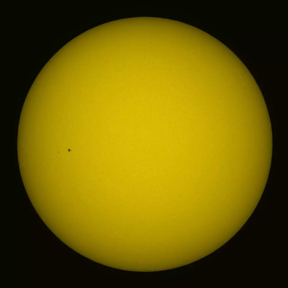 Burung dan ISS di latar belakang matahari: foto yang jarang berlaku