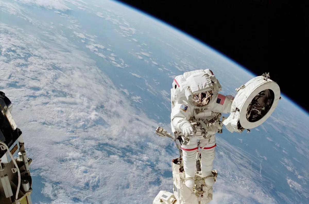 Астронаутот ја отстрани земјата додека влегува во отворен простор