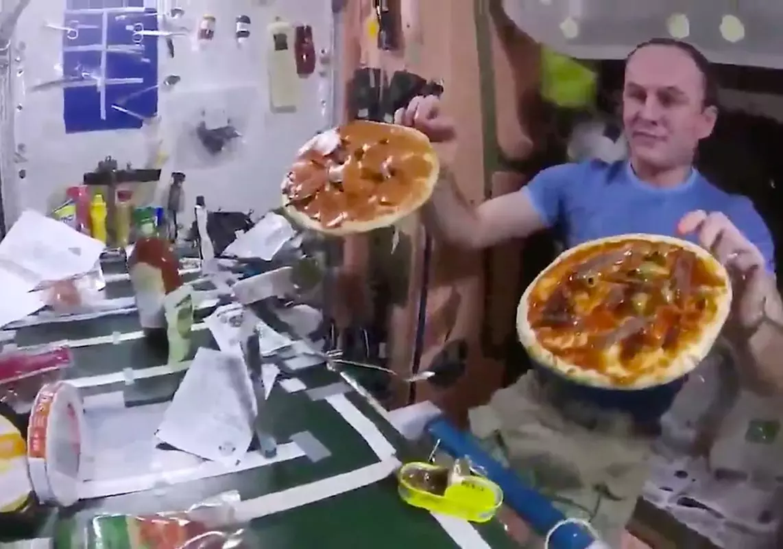 Ako variť pizzu v beztiažnosti: video