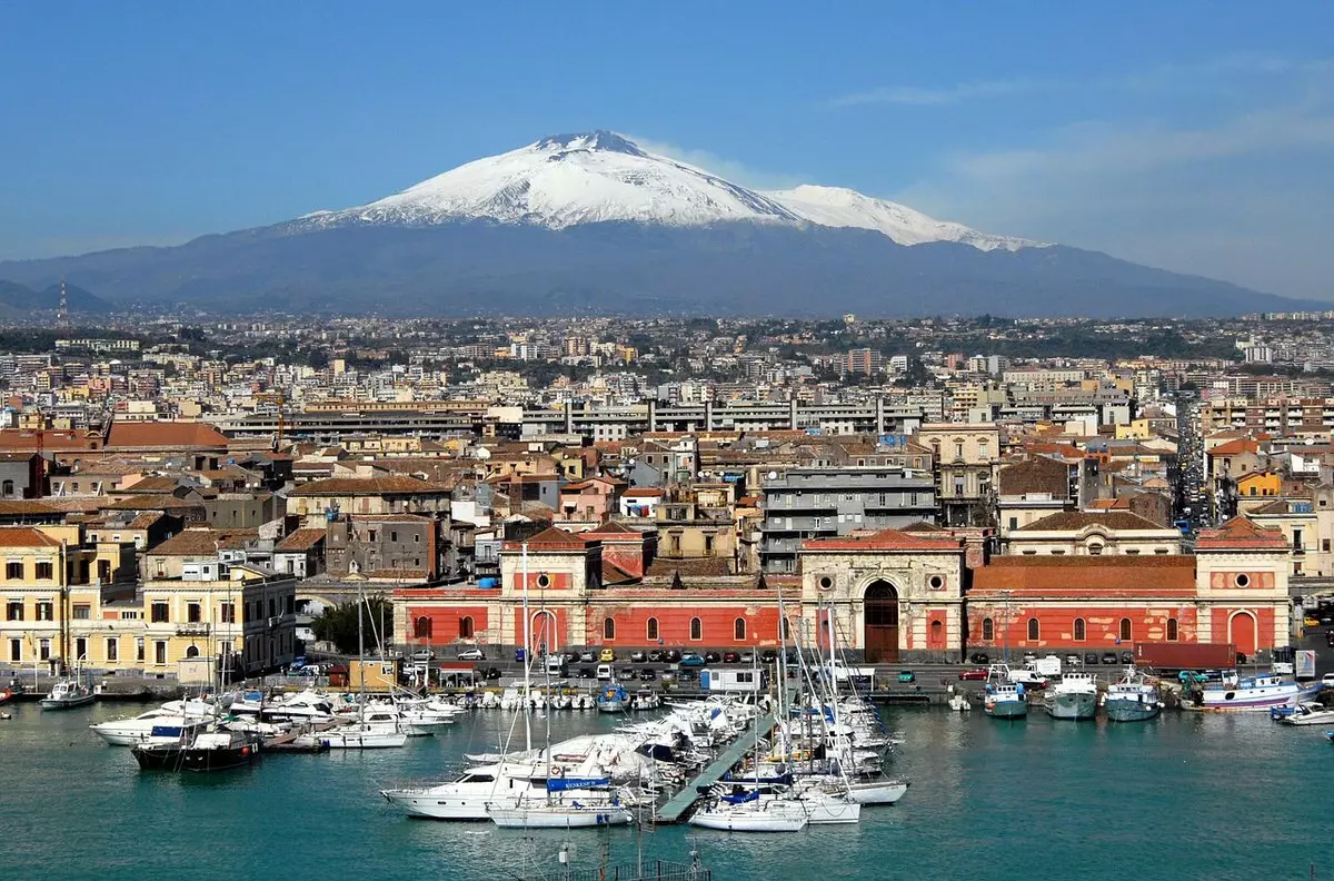 ભૂમધ્ય સમુદ્રમાં etna volcano સ્લાઇડ્સ